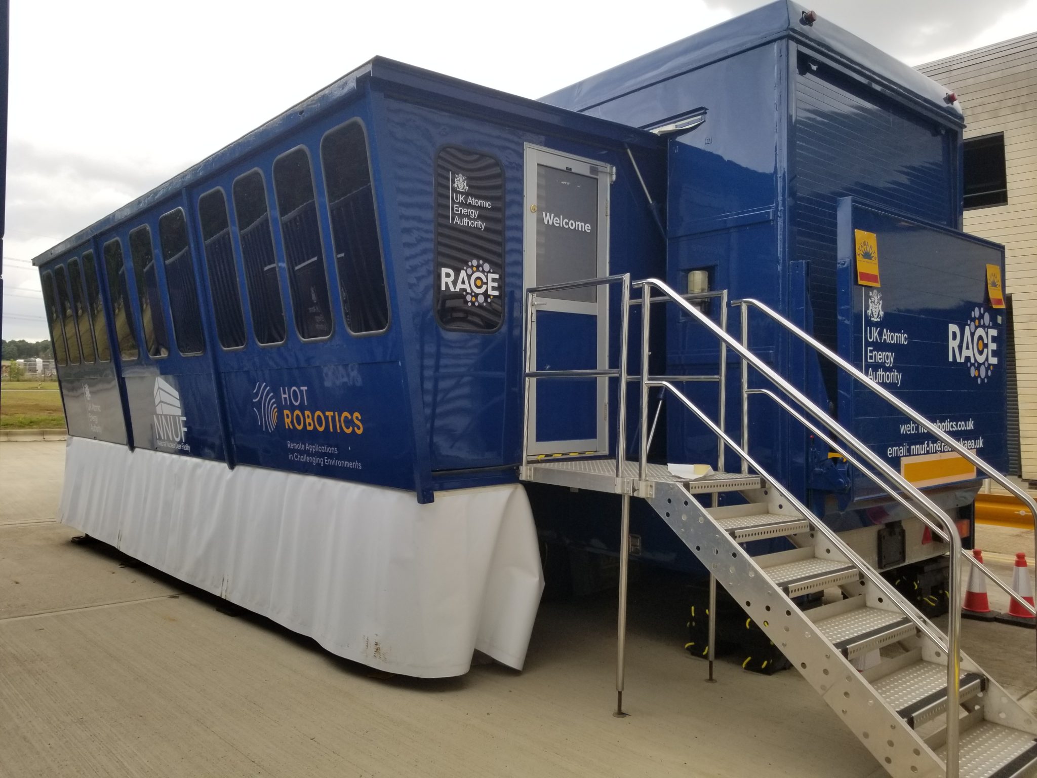 Mobile Expandable Control Room - Hot Robotics